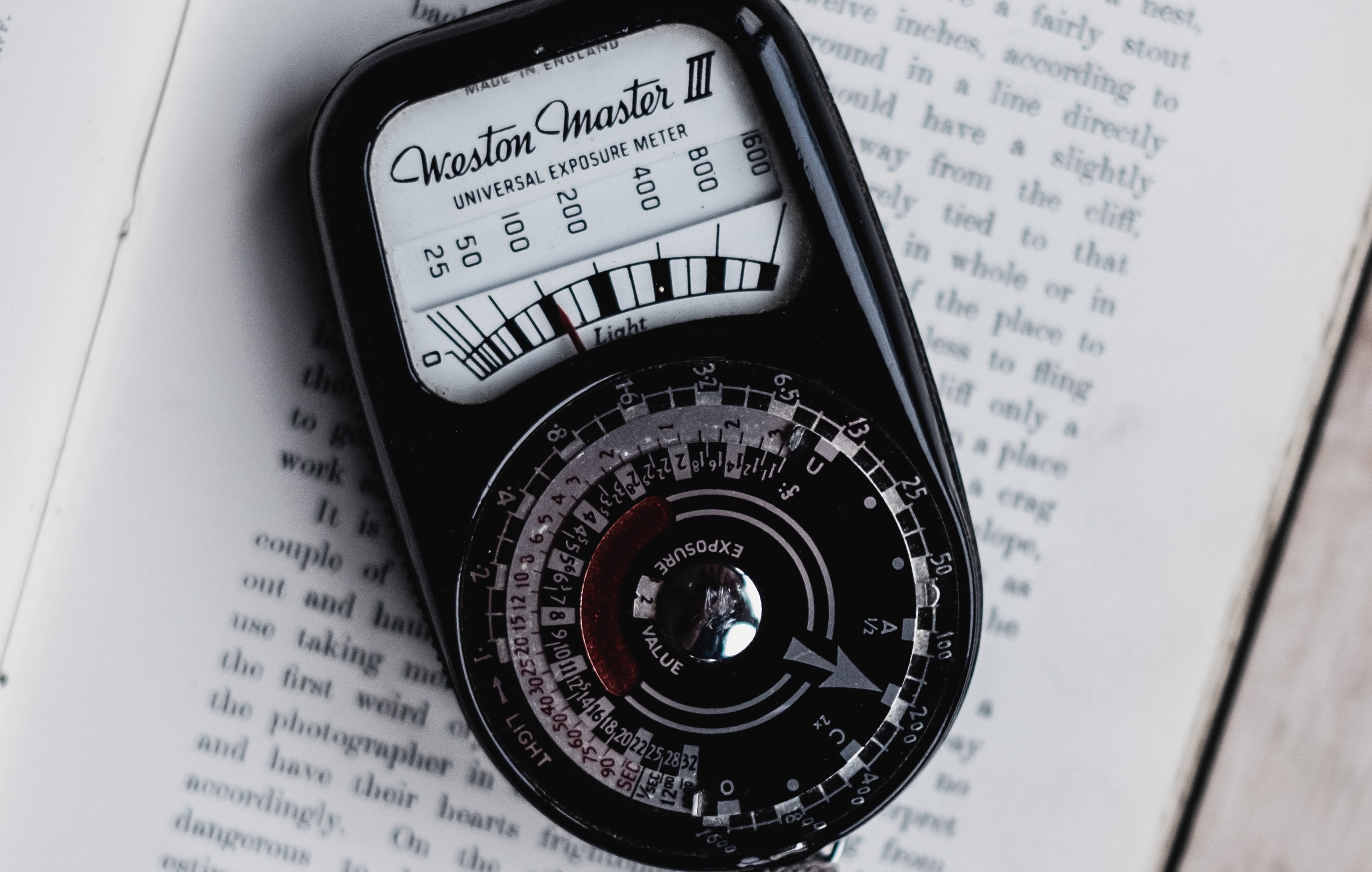 The Best Light Meters in 2022: The Ultimate Guide (5 Great Picks!)